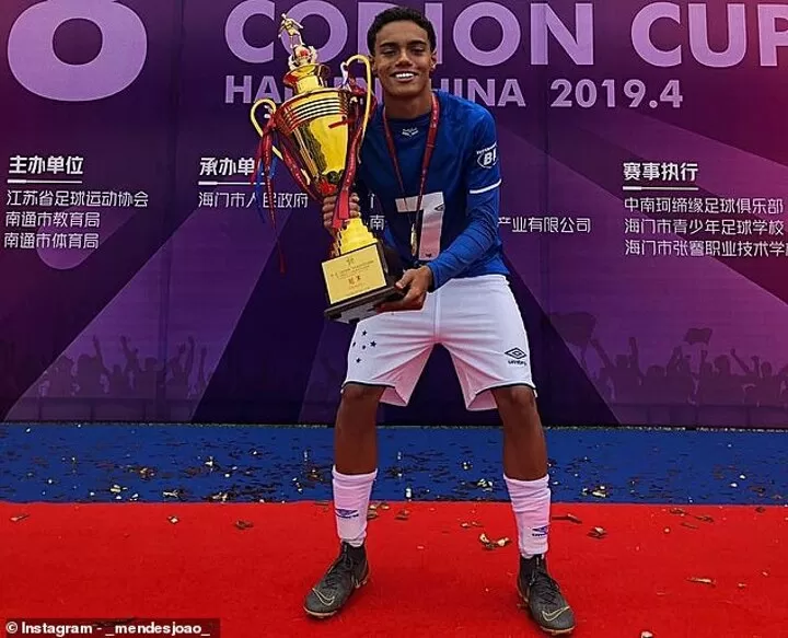 ronaldinho son position