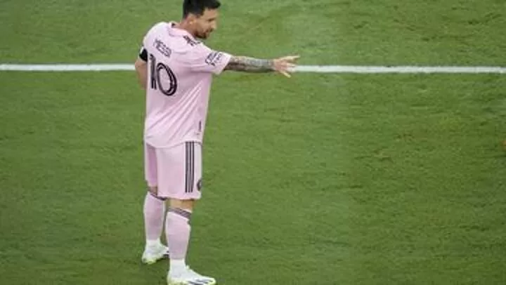 messi arrow