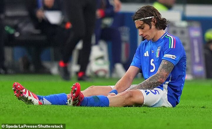 Arsenal star Riccardo Calafiori 'leaves Italy camp after suffering knee ...