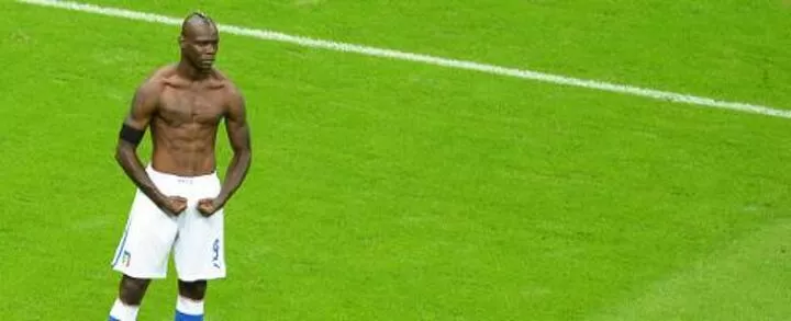 balotelli pose